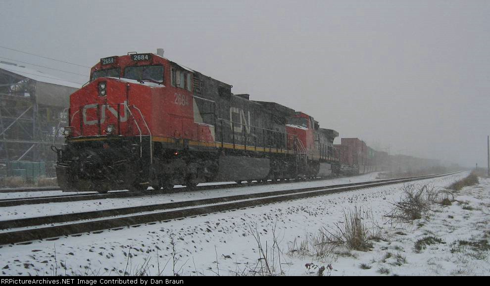 CN intermodal creeps NB waiting for a signal